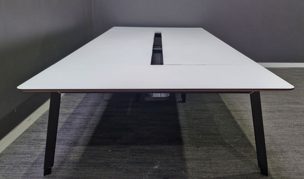 Runway 4-Person Desk Back-to-Back Cluster – Aspect - FIL Furniture
